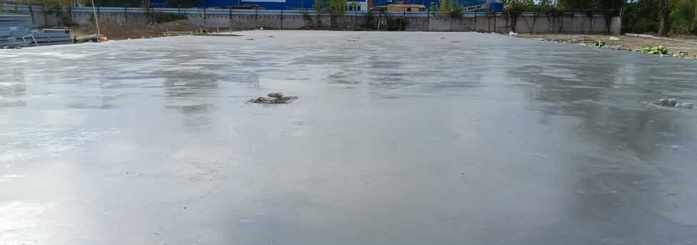 Concrete floor with a reinforcing top layer for the future workshop and ...